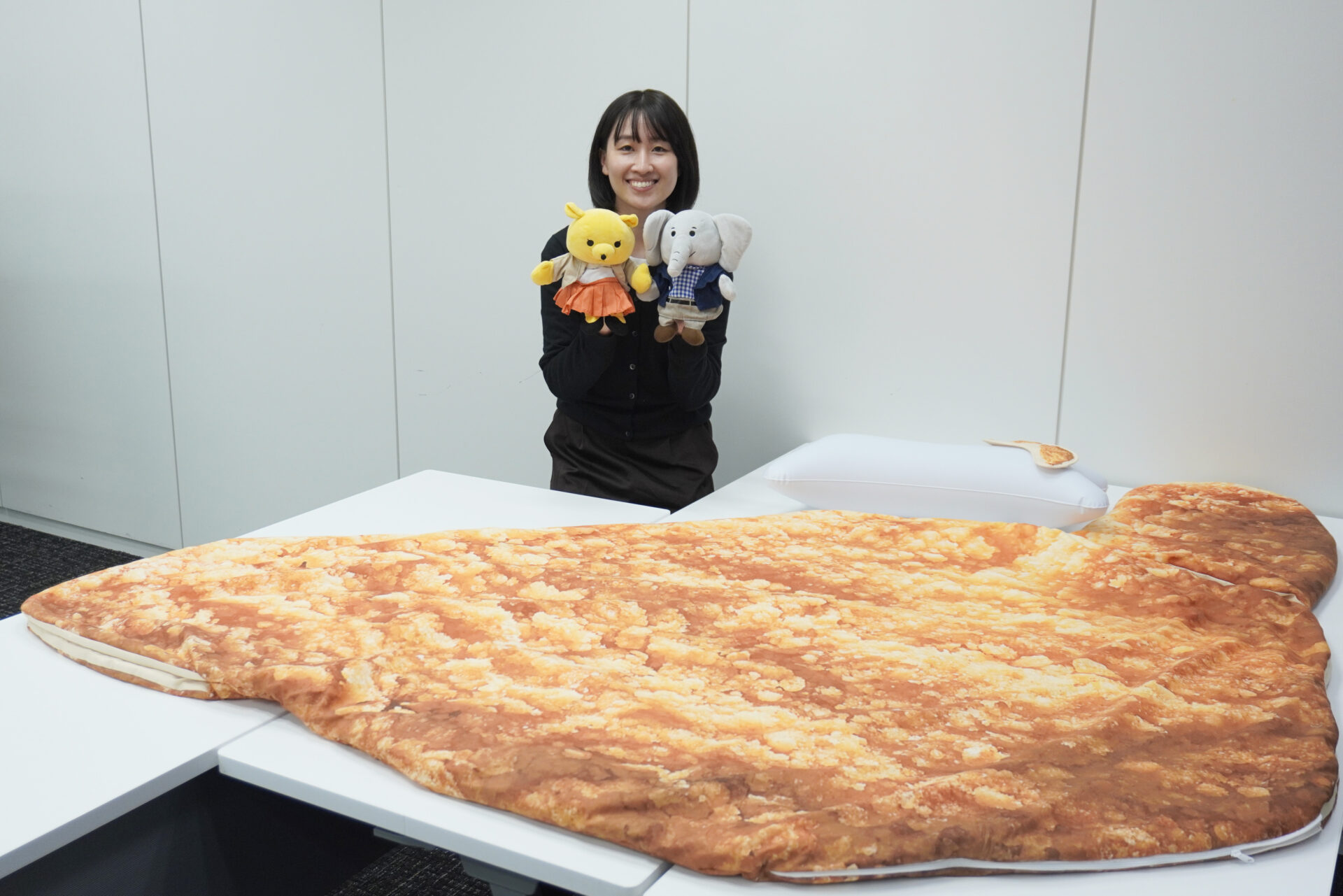 モスバーガーの「巨大モスチキン寝袋」がノベルティ・オブ・ザ・イヤー2022に決定！SNSを騒然とさせた、あの衝撃のキャンペーンの裏側に迫る！ | NOVEZO（ノベゾー）