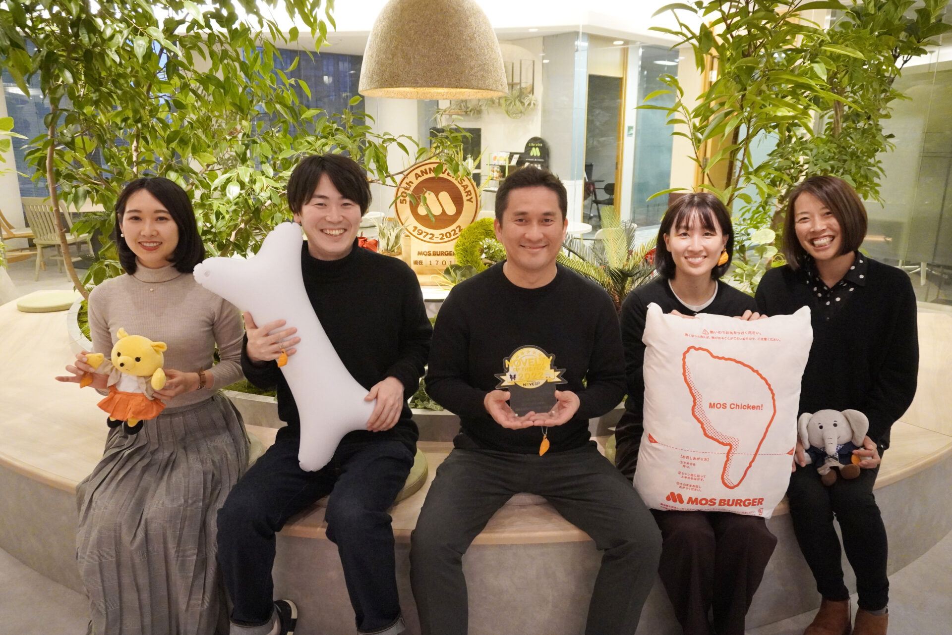 モスバーガーの「巨大モスチキン寝袋」がノベルティ・オブ・ザ・イヤー2022に決定！SNSを騒然とさせた、あの衝撃のキャンペーンの裏側に迫る！ | NOVEZO（ノベゾー）